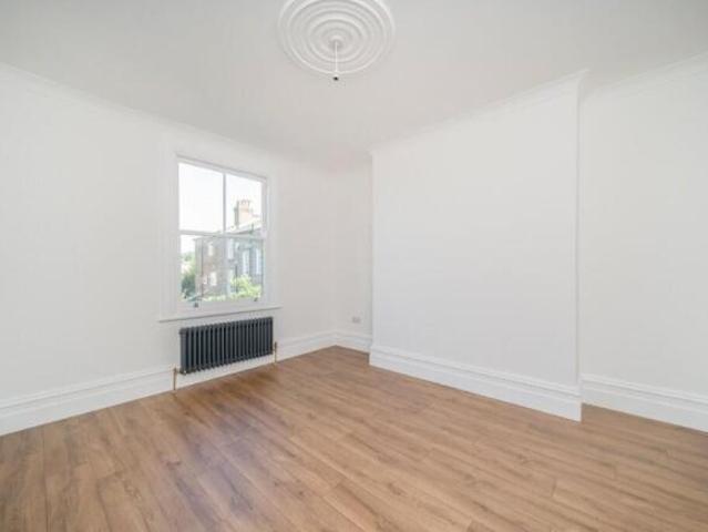 3 bedroom flat for rent in Victoria Park Road, London, E9