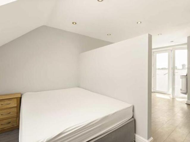 3 bedroom flat for rent in Victoria Road, Mill Hill, NW7