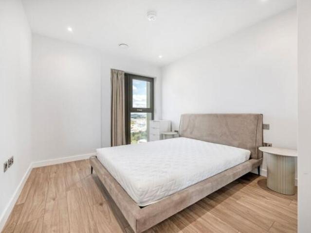 3 bedroom flat for rent in Victoria Road, North Acton, W3