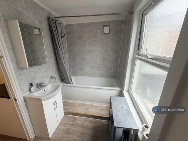 3 bedroom flat for rent in Vicarage Lane, London, E15