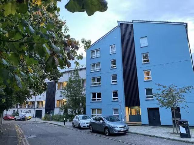 3 bedroom flat for rent in Viewcraig Gardens, Holyrood, Edinbu.