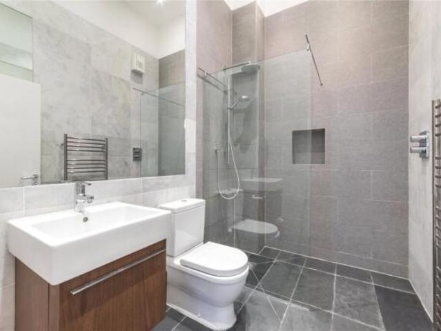 3 bedroom flat for rent in Villiers Road, Willesden Green, NW2
