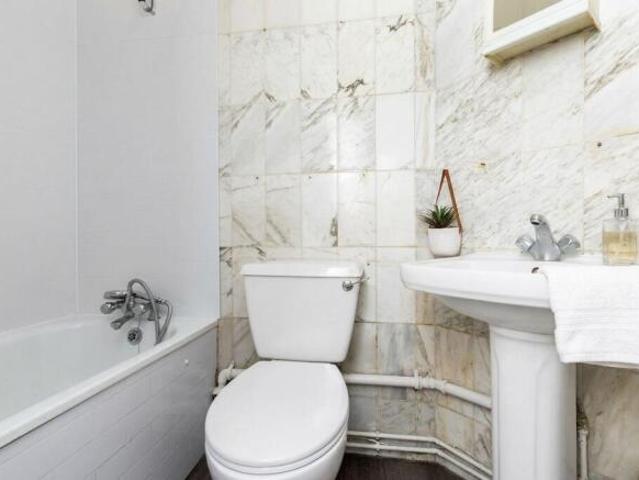 3 bedroom flat for rent in Vivian Avenue, Parade Mansions Vivian Avenue, NW4