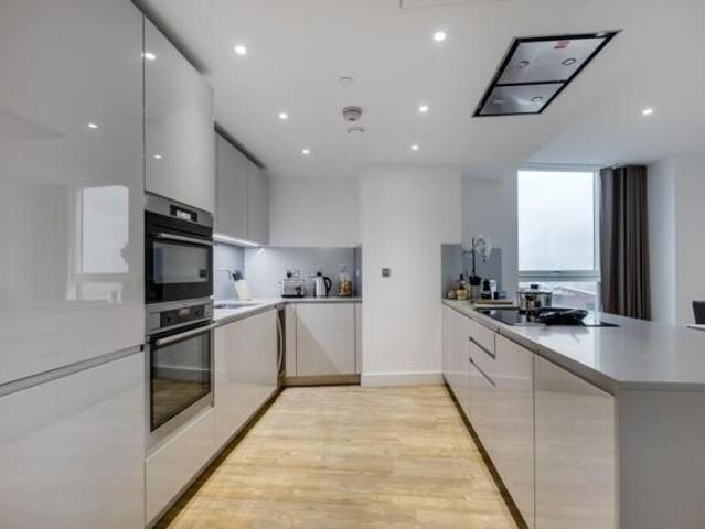 3 bedroom flat for rent in Wandsworth Road, London, SW8