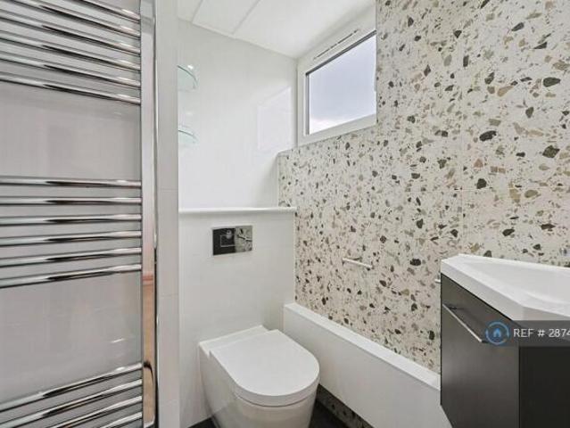 3 bedroom flat for rent in Walham Green Court, London, SW6