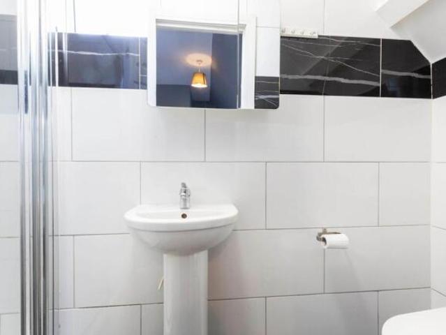3 bedroom flat for rent in Walm Lane, London, NW2