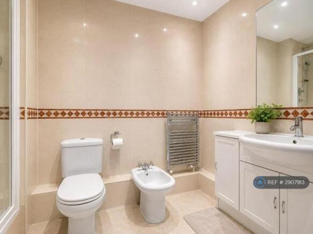 3 bedroom flat for rent in Warwick Road, Kensington, W14