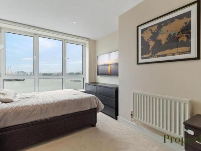 3 bedroom flat for rent in Wards Wharf Approach, London, E16