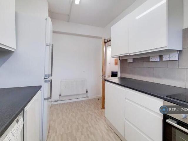 3 bedroom flat for rent in Waterhead, London, NW1