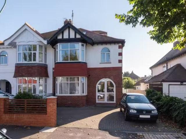 3 bedroom flat for rent in Welbeck Avenue, Hove, BN3
