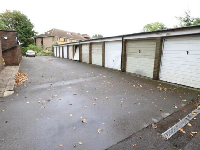 3 bedroom flat for rent in Westchester Court, Westchester Drive, NW4
