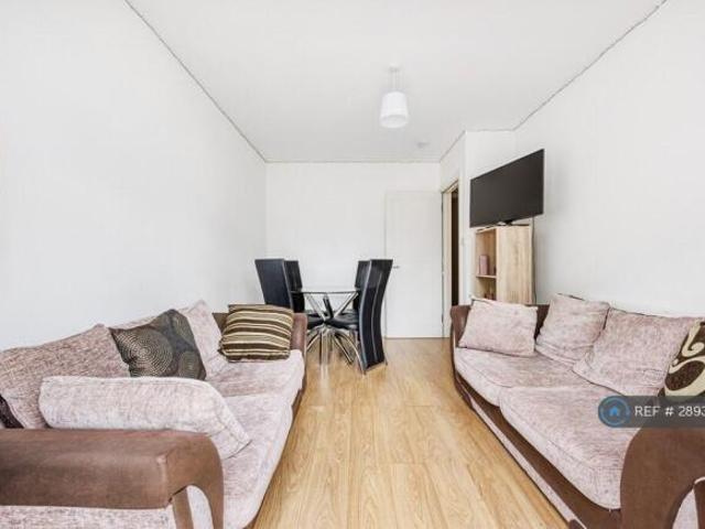 3 bedroom flat for rent in Western Avenue, London, W3