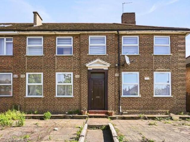 3 bedroom flat for rent in Western Avenue, London, W3