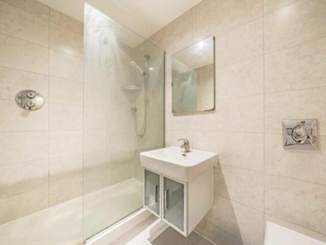 3 bedroom flat for rent in Western Gateway, Royal Docks, E16
