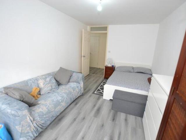 3 bedroom flat for rent in Westferry Road, London, E14 3ED, E14