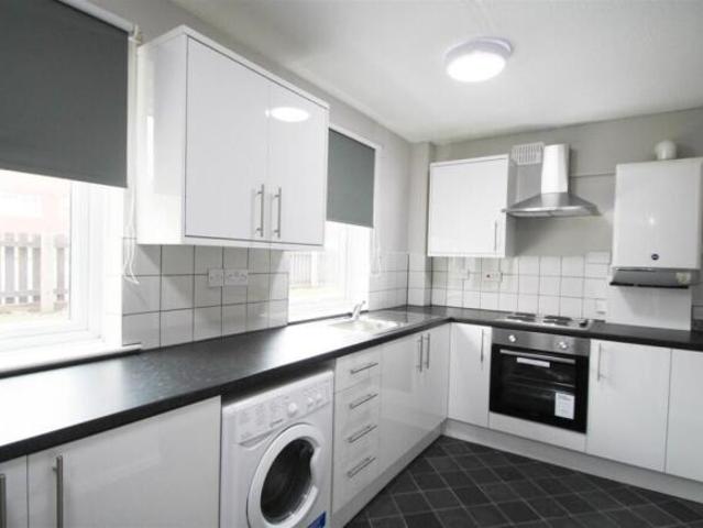 3 bedroom flat for rent in Westfield Court, Westfield Road, Hyde Park, Leeds, West Yorkshire, LS3