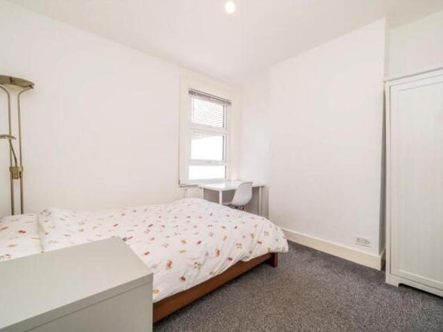 3 bedroom flat for rent in Windmill Road, Ealing, W5