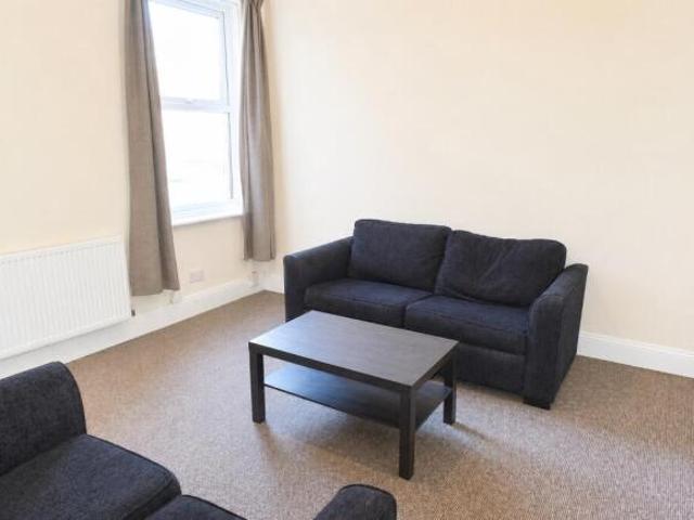 3 bedroom flat for rent in Wingrove Avenue, Newcastle upon Tyne, NE4