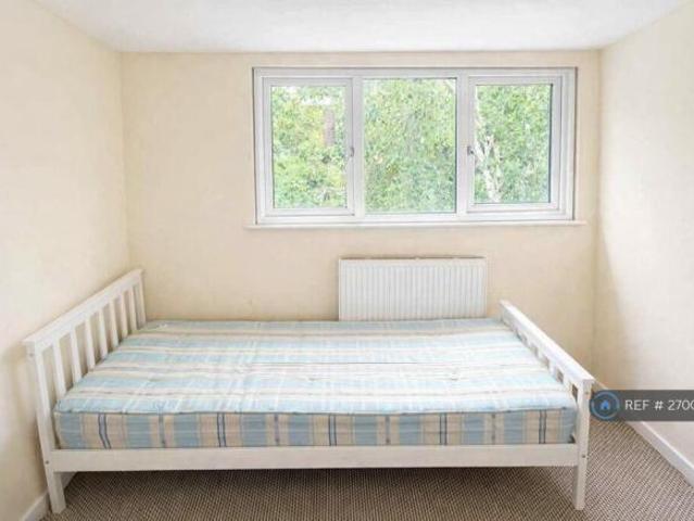 3 bedroom flat for rent in Wick Road, London, E9