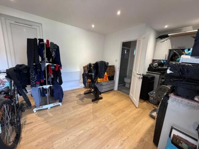 3 bedroom flat for rent in Woodberry Avenue, Winchmore Hill, N21