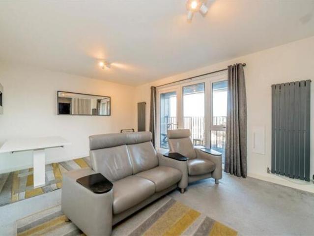 3 bedroom flat for rent in Woodley Crescent, Cricklewood, NW2