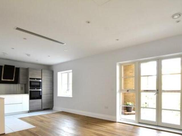 3 Bedroom Flat For Rent In Woodside Park