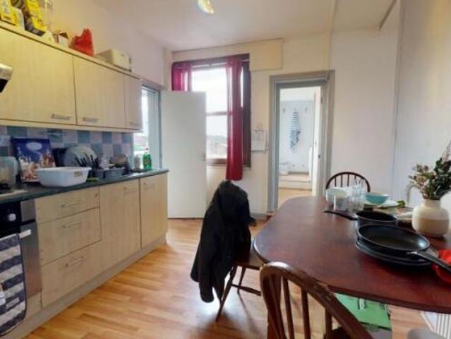 3 bedroom flat for rent in Woodsley Road, Hyde Park, Leeds, LS6