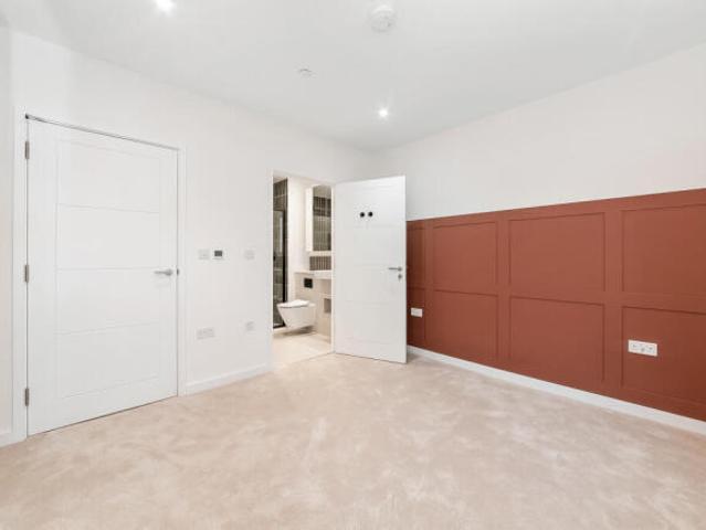 3 bedroom flat for rent in Woolwich, SE18