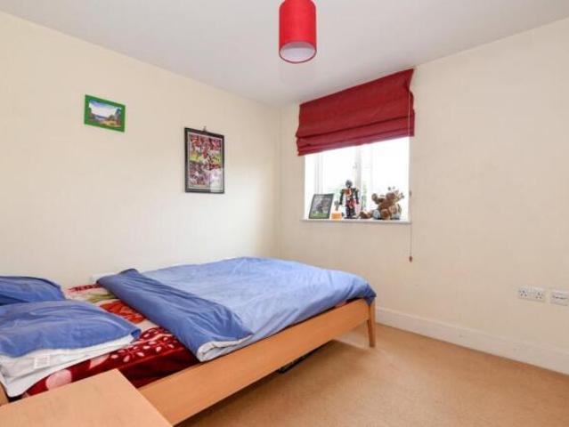 3 bedroom flat for rent in Worple Road, Raynes Park, London, SW20