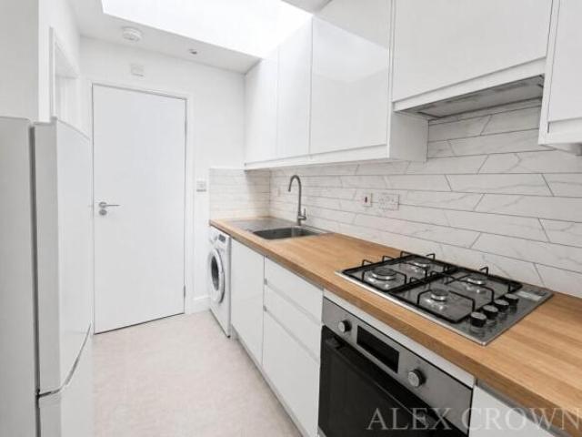 3 bedroom flat for rent in York Road, Acton, W3