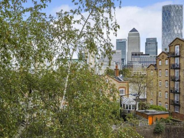 3 bedroom flat for rent in Acorn Walk, Rotherhithe, SE16