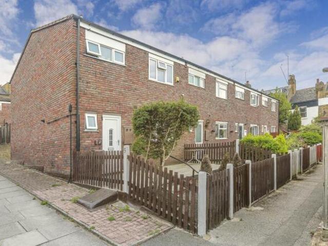 3 bedroom flat for rent in Acanthus Road, London, SW11
