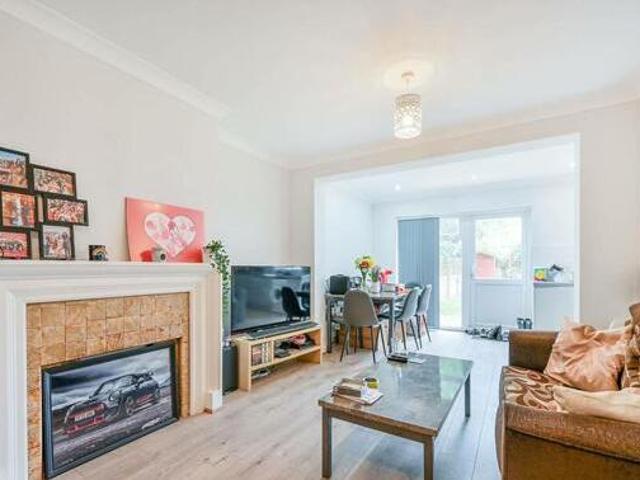 3 Bedroom Flat For Rent In Acton, London
