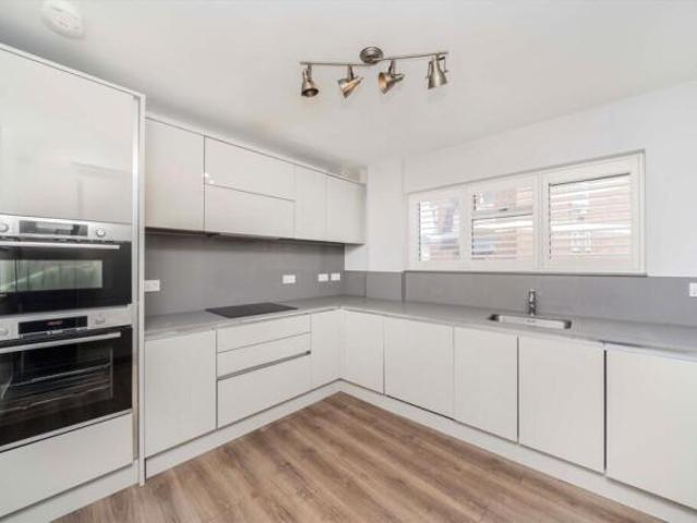 3 bedroom flat for rent in Abbots Manor, Pimlico & Westminster, SW1V
