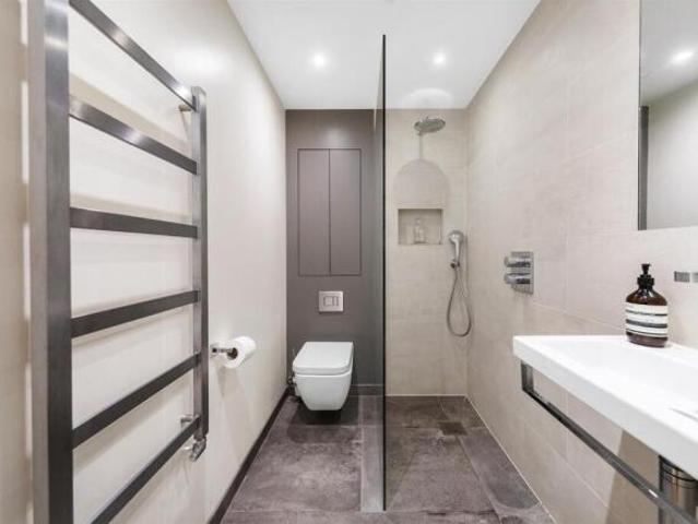 3 bedroom flat for rent in Akerman Road, Oval, London, SW9