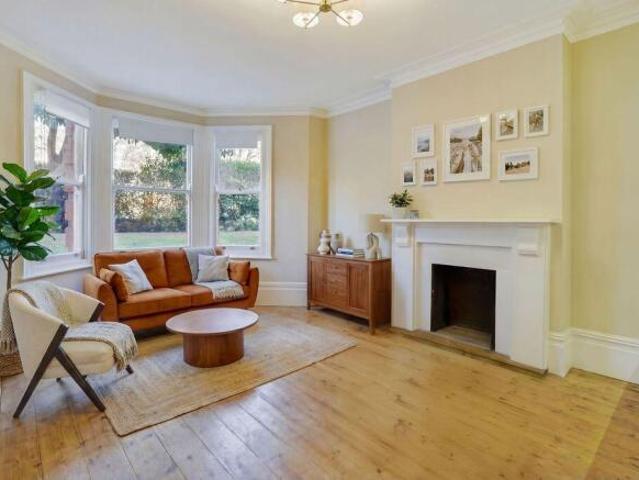3 bedroom flat for rent in Albert Bridge Road, Battersea, SW11