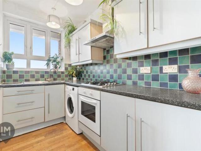 3 bedroom flat for rent in Albert Drive, London, SW19