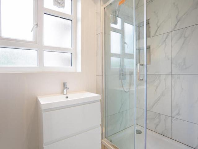 3 bedroom flat for rent in Albert Drive, London, SW19