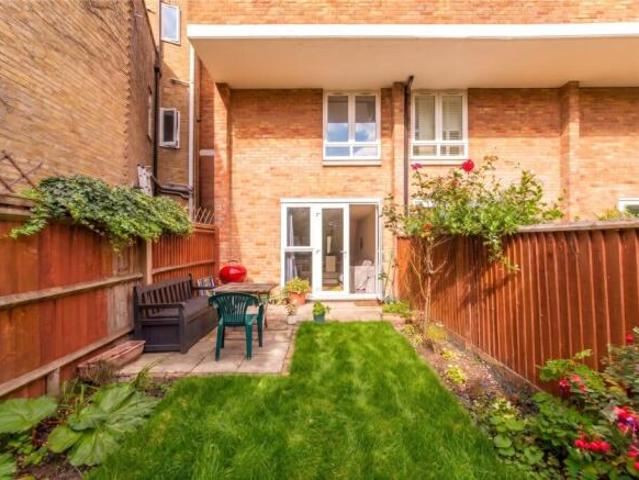3 bedroom flat for rent in Althorpe Mews, London, SW11
