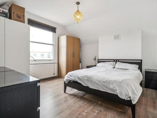 3 bedroom flat for rent in Ambleside Avenue, Streatham, SW16