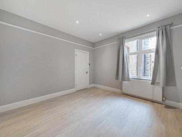 3 bedroom flat for rent in Ambleside Gardens, London, SW16