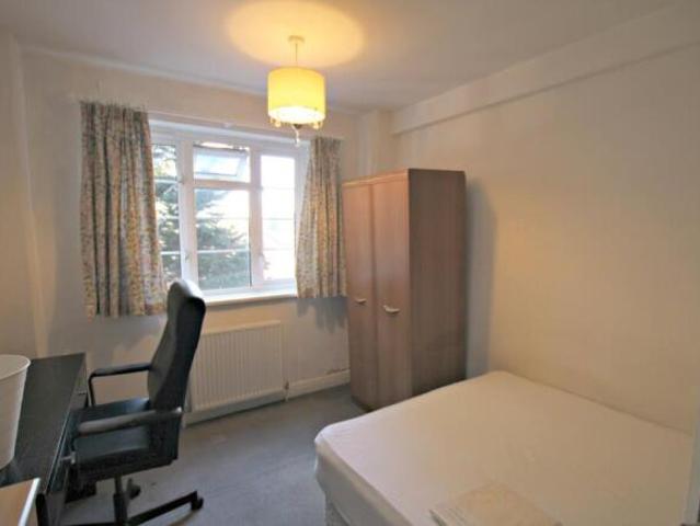 3 bedroom flat for rent in Ashford Court, Cricklewood, NW2