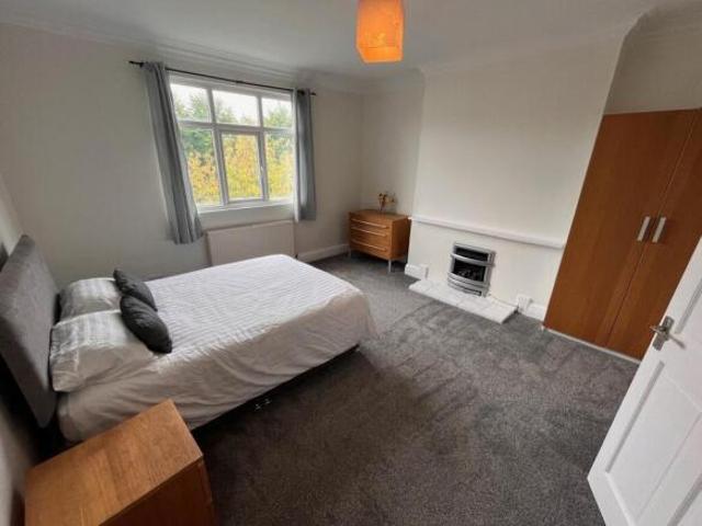 3 bedroom flat for rent in Ashleigh Road, West Park, Leeds, LS16