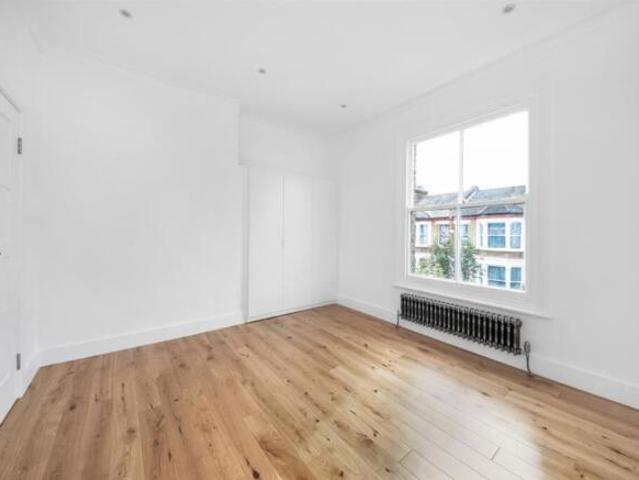 3 bedroom flat for rent in Aspinall Road, Brockley, SE4
