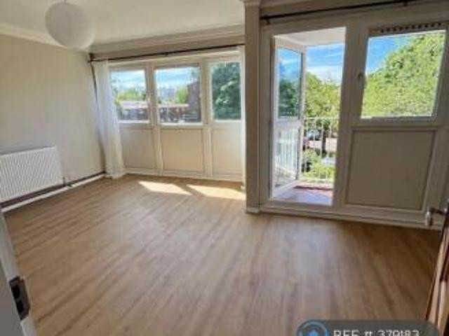 3 bedroom flat for rent in Arabella Drive, London, SW15