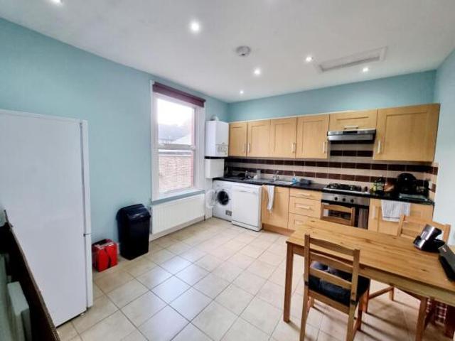 3 bedroom flat for rent in Archway Road, Highgate, N6