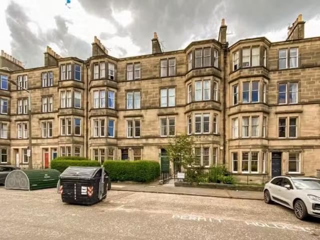 3 bedroom flat for rent in Arden Street, Marchmont, Edinburgh.