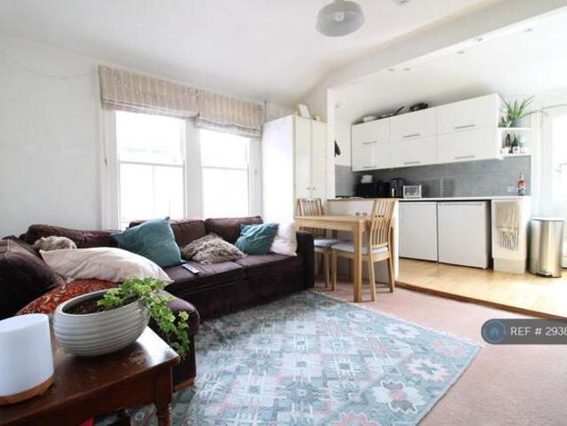 3 bedroom flat for rent in Aristotle Road, London, SW4