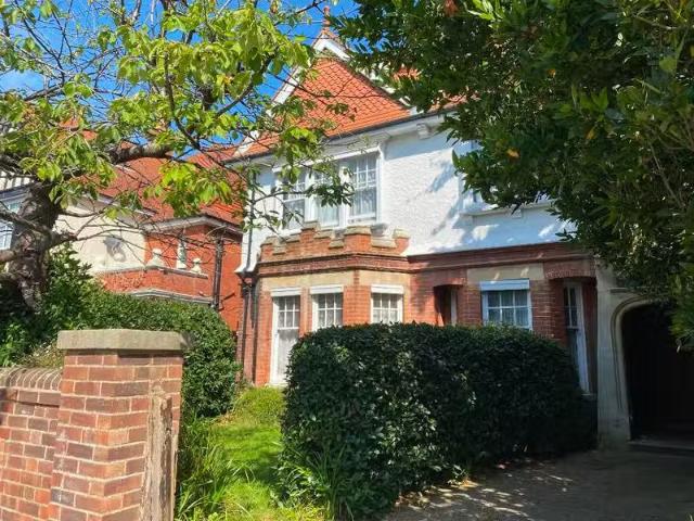 3 bedroom flat for rent in Arlington Road, Eastbourne, BN21