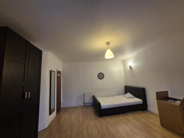 3 bedroom flat for rent in Atherton Road, Forest Gate, E7